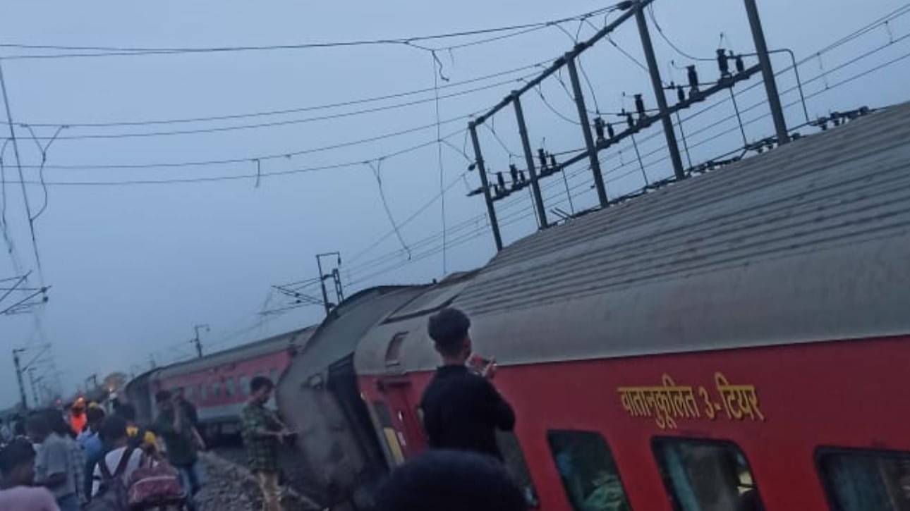 3 Coaches of Secunderabad-Shalimar Express Derail Near Howrah, No Casualty | Republic World