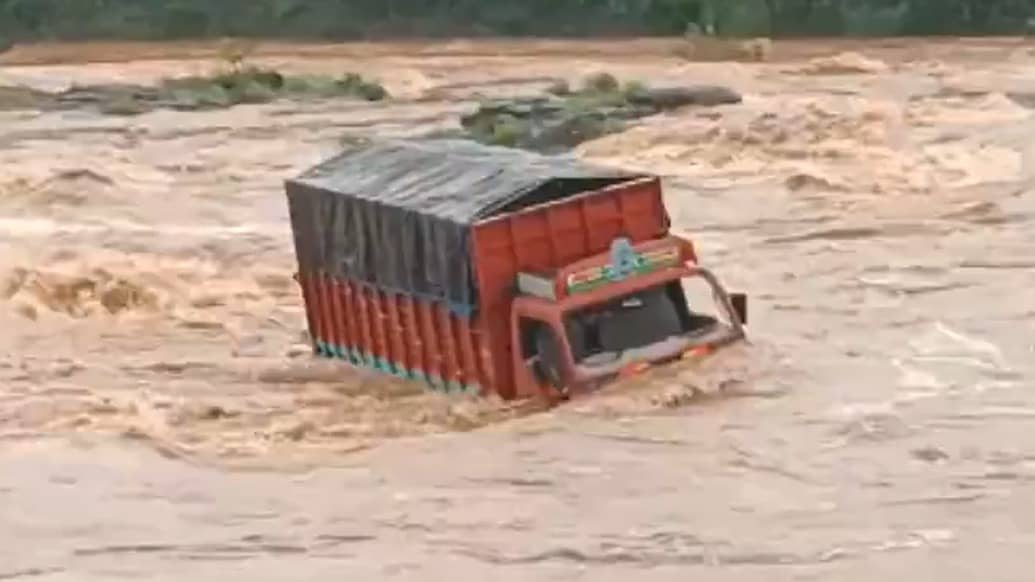 VIDEO: Truck Submerged in Floodwaters As Ambika River Overflows in ...