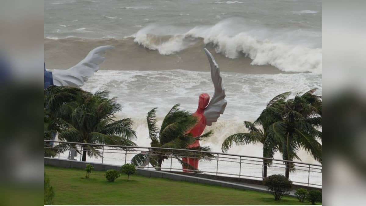 Typhoon Ragasa Batters Hong Kong and Southern China After Causing ...