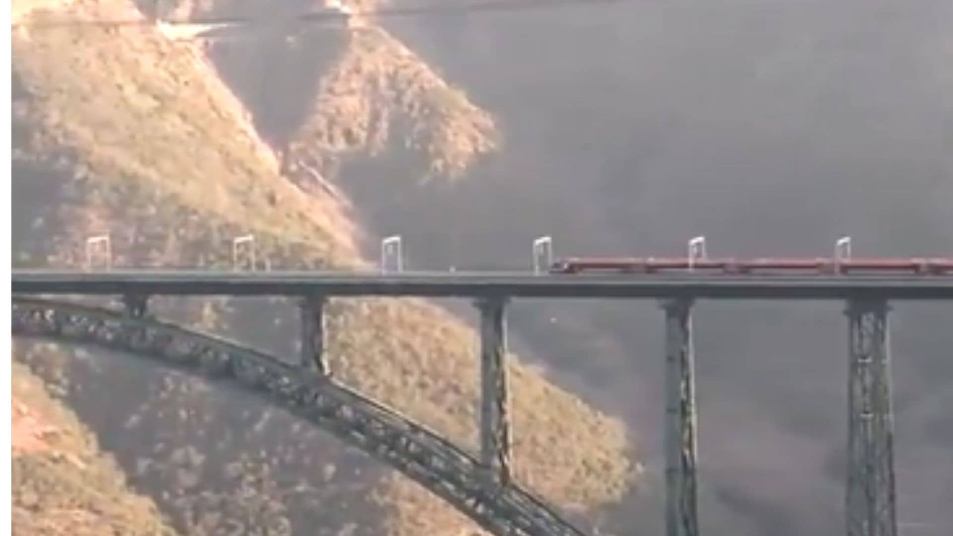 कश्मीर के लिए विशेष रूप से तैयार की गई वंदे भारत एक्सप्रेस ट्रेन जम्मू पहुंची | Republic Bharat