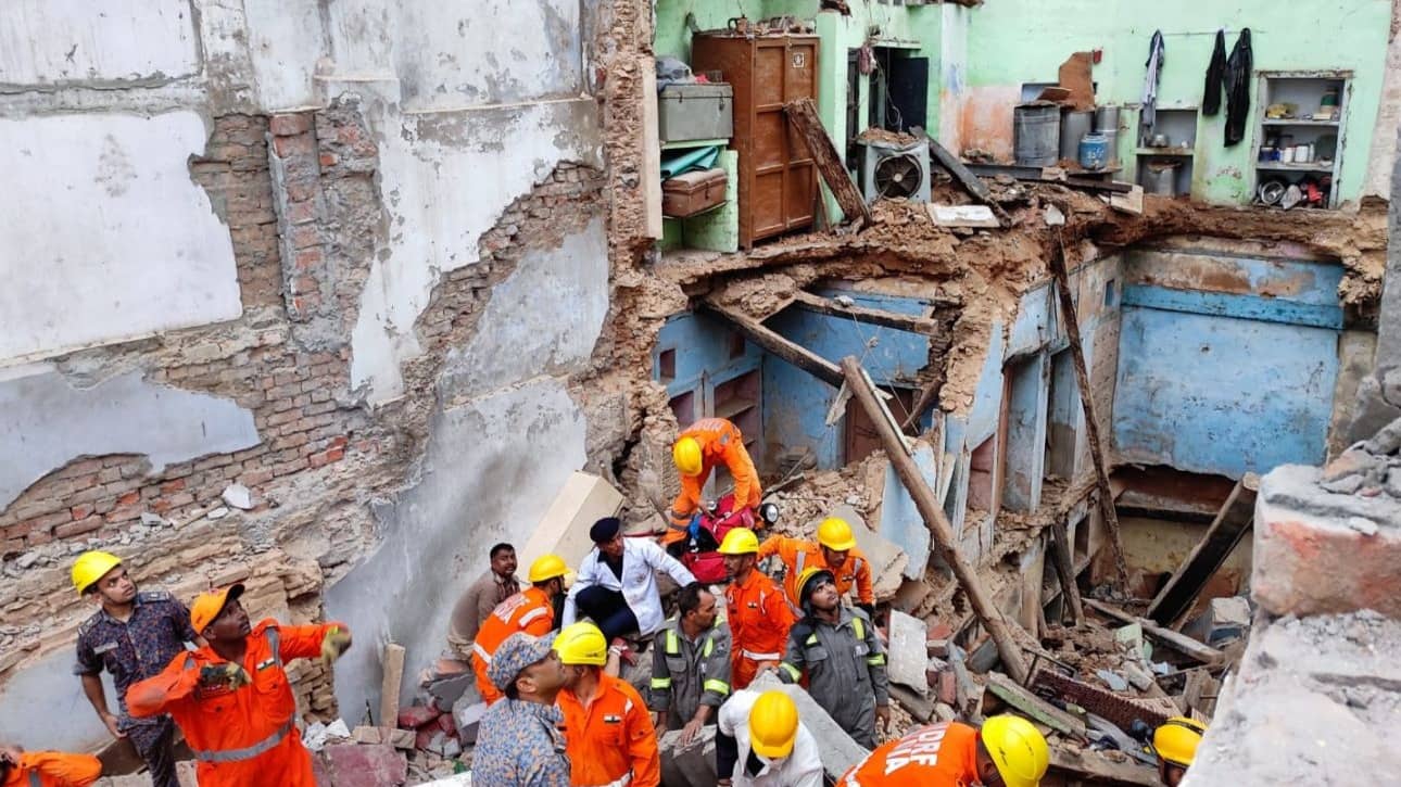 1 Killed, 5 Rescued after 2 Houses Collapse in Varanasi; Some Remain ...