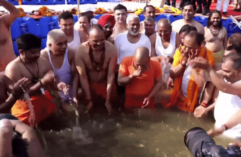 Yogi Adityanath Takes Dip in Sangam at Maha Kumbh After Crucial Cabinet Meeting | WATCH ...