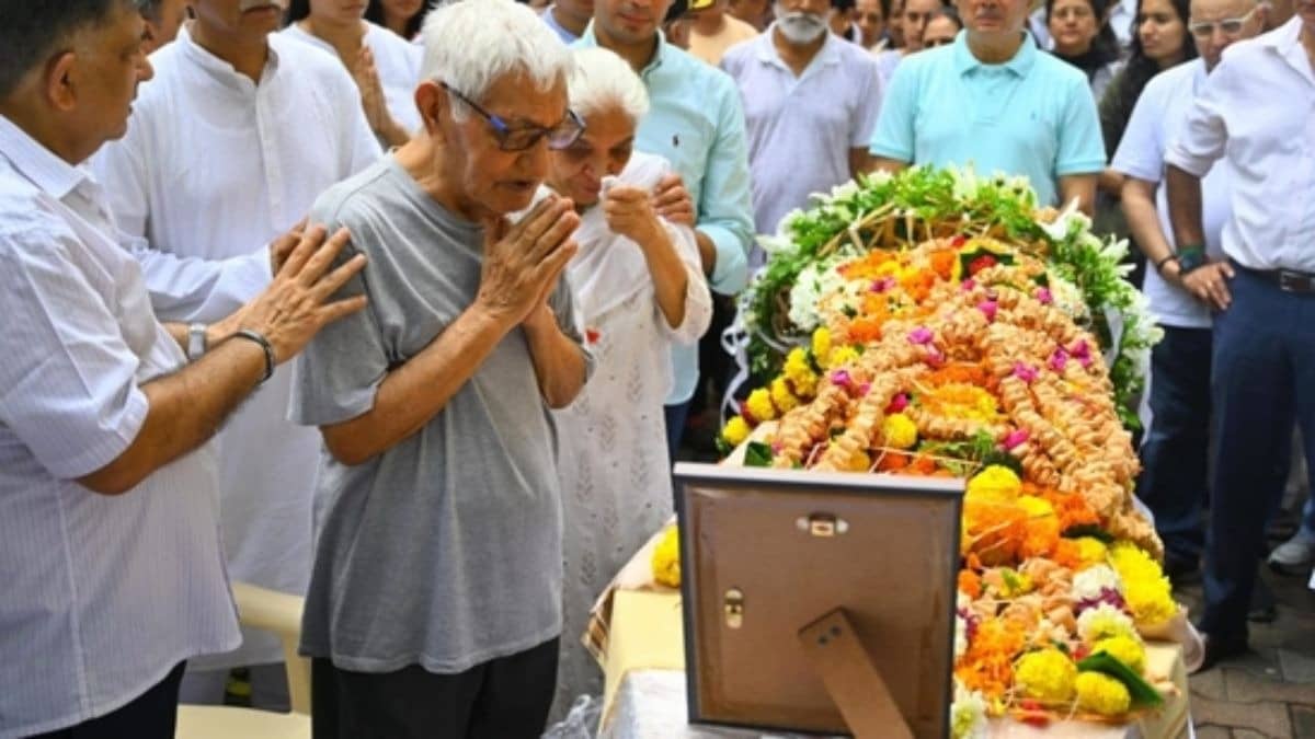 With Tearful Eyes, Father Bids Final Goodbye to Captain Sumeet Sabharwal, Pilot Killed in Air ...