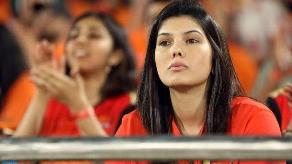 IPL Auction 2021 के दौरान वायरल हुई मिस्ट्री गर्ल की तस्वीरें, यूजर्स ...