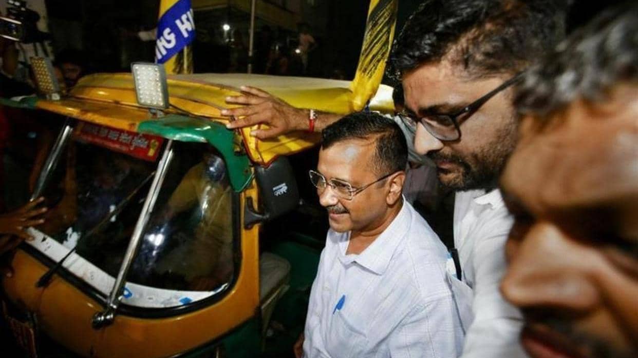 गुजरात पुलिस के अधिकारी से भिड़कर बुरे फंसे केजरीवाल; 30 शीर्ष IPS ...