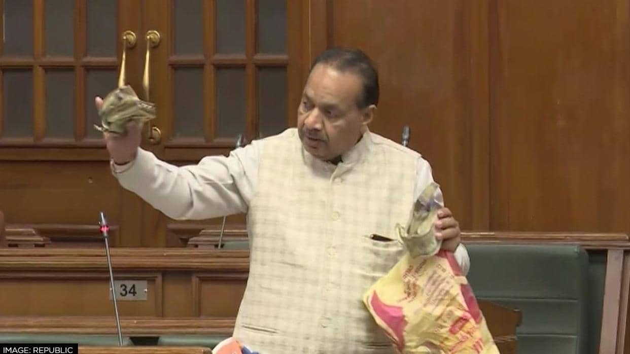 कौन हैं Mohinder Goyal, जिसने विधानसभा में नोटों की गड्डी लहराते हुए ...