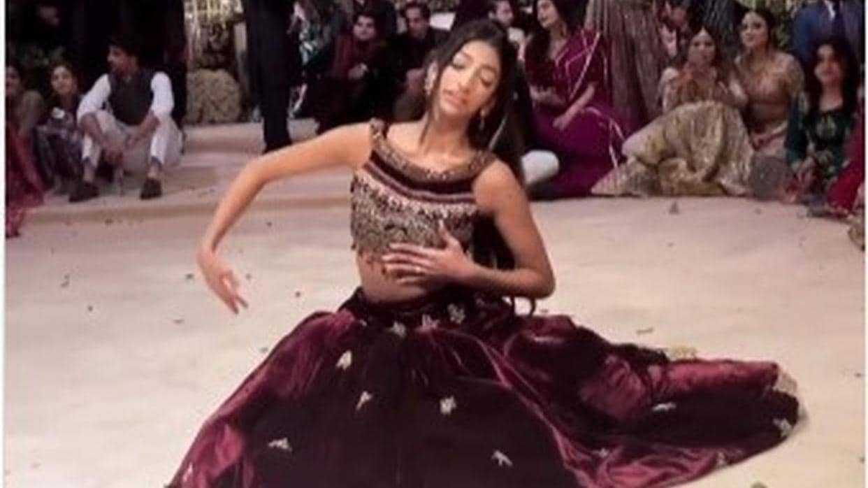 Pakistani Girl Dance: 'अंग लगा दे' गाने पर पाकिस्तानी लड़की ने किए ऐसे ...