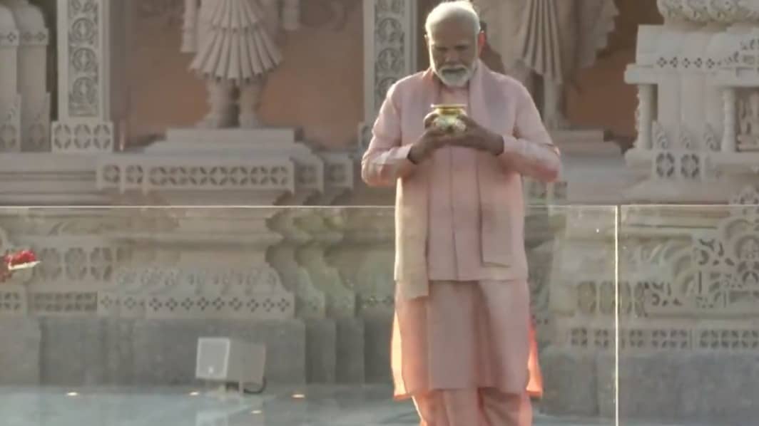 Video Captures Moment PM Modi Inaugurated BAPS —First Hindu Mandir in ...