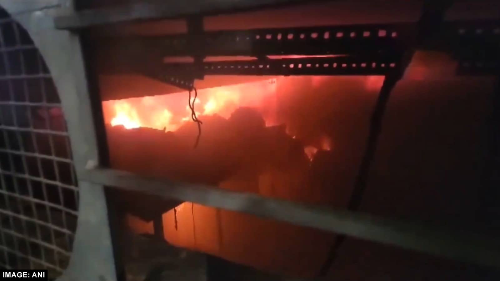 Bengaluru: Major Fire at Kareem Saab Layout in Peenya [Watch ...