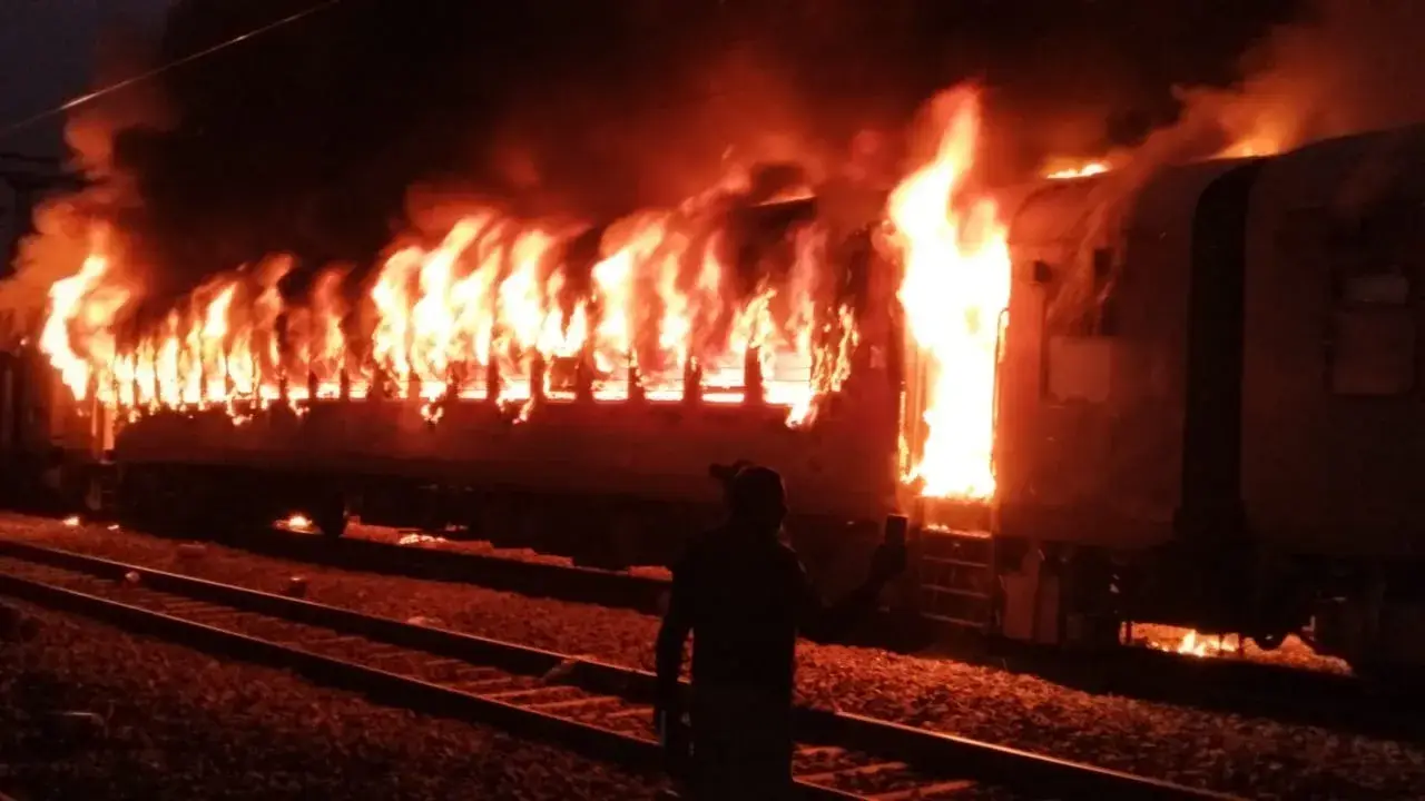 Fire engulfs train in UP’s Etawah, 8 injured | Republic World