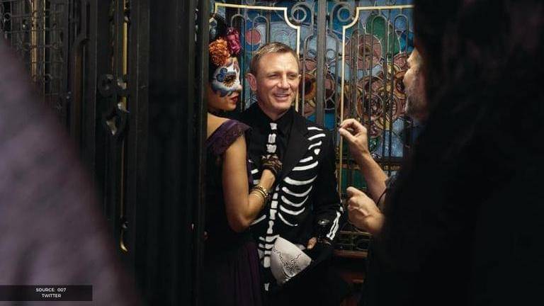 'Spectre' BTS from the opening scene with Daniel Craig as James Bond ...