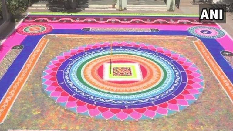 Group from Vadodara creates 5,000 square feet big Rangoli | Republic World
