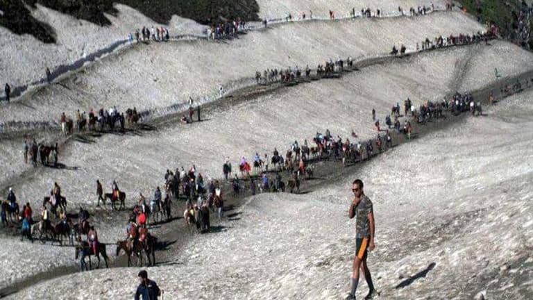 Over 1 lakh Amarnath pilgrims pay obeisance in first 10 days | Republic ...
