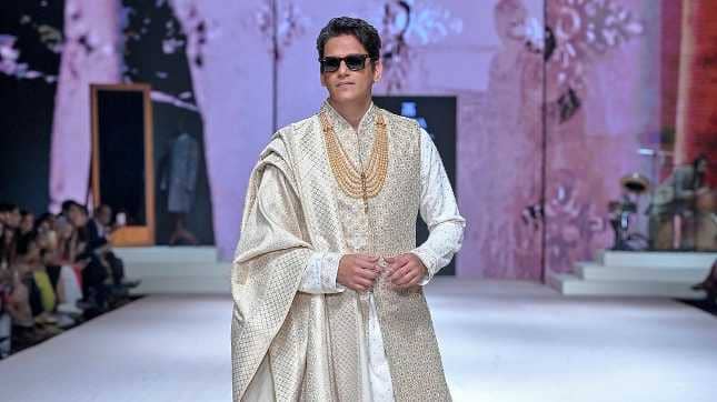 LFW Day 4: Vijay takes the ramp in ethnic ensemble | Republic World