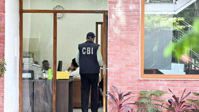 CBI files case against Chief Manager of MOIL Ltd for alleged fraud of Rs 1.35 crore | Republic World