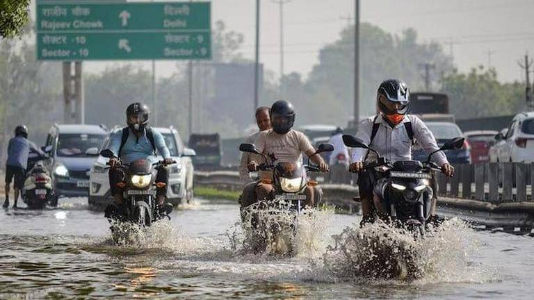 Delhi-NCR wakes up to heavy rain, IMD forecast more showers this weekend | Republic World
