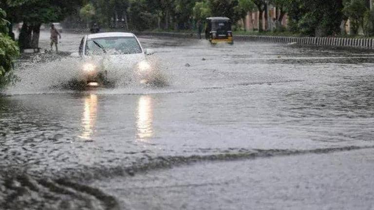 Incessant rains in Sikkim, north Bengal, tourists stranded | Republic World