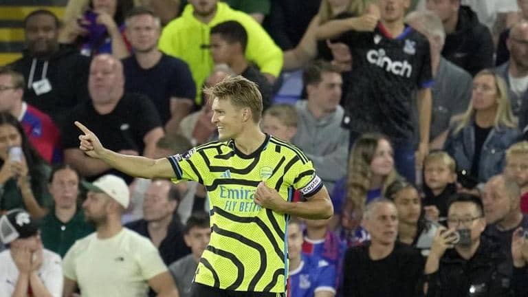 Arsenal hangs on with 10 men to beat Crystal Palace 1-0 after Martin ...