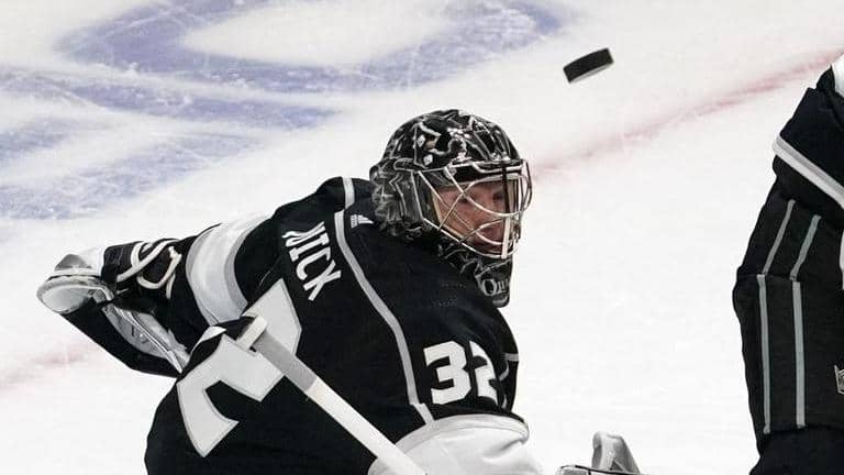 Jonathan Quick makes 28 saves, Kings blank Wild 4-0- Republic World