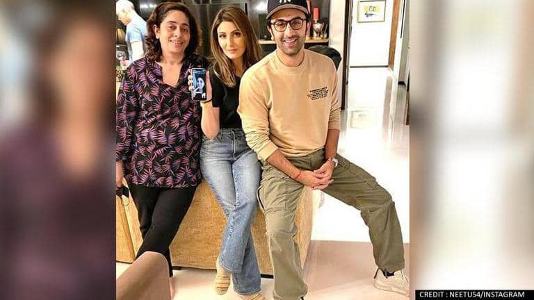Ranbir Kapoor relishes ‘pre Rakhi' dinner with sisters Riddhima ...