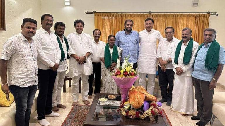 Independent MLA Lata Mallikarjun extends support to Congress in ...