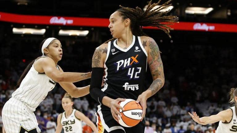 Wife of detained WNBA player in Russia pens emotional note: 'No words ...