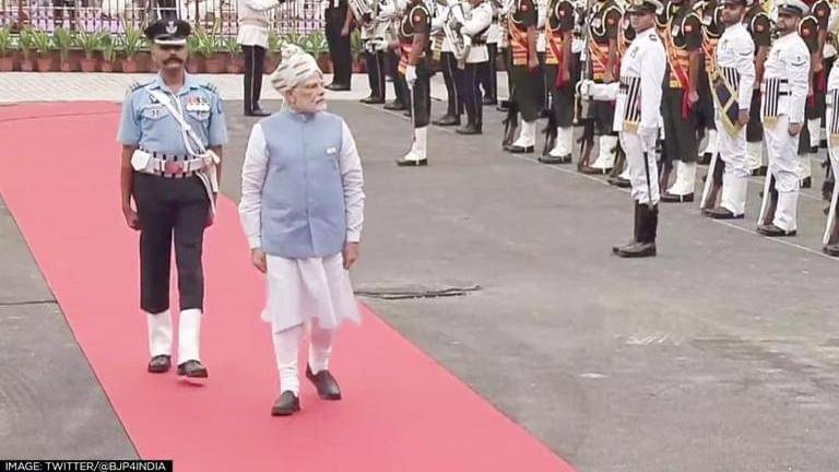 PM Modi wears white safa with tricolour stripes, long trail on 76th ...
