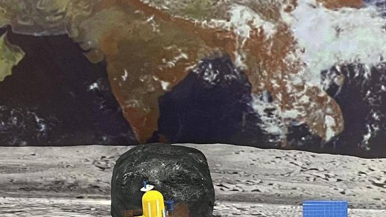 Mission Chandrayaan-3: Nehru Planetorium showcases replica for visitors ...