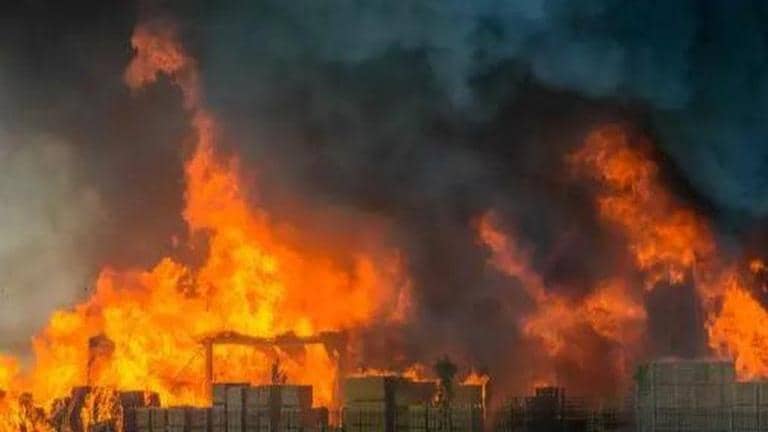 Delhi: Day after fire, charred body found in factory | Republic World