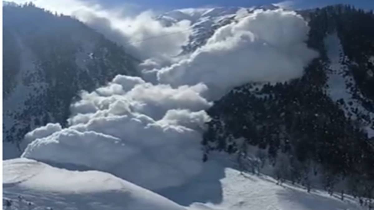 VIDEO: Massive Avalanche Hit Central Kashmir's Sarbal Sonamarg, Advisory Issued | Republic World
