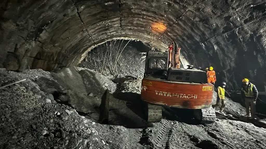 Tunnel crash: Rescuers to drill through rubble | Republic World