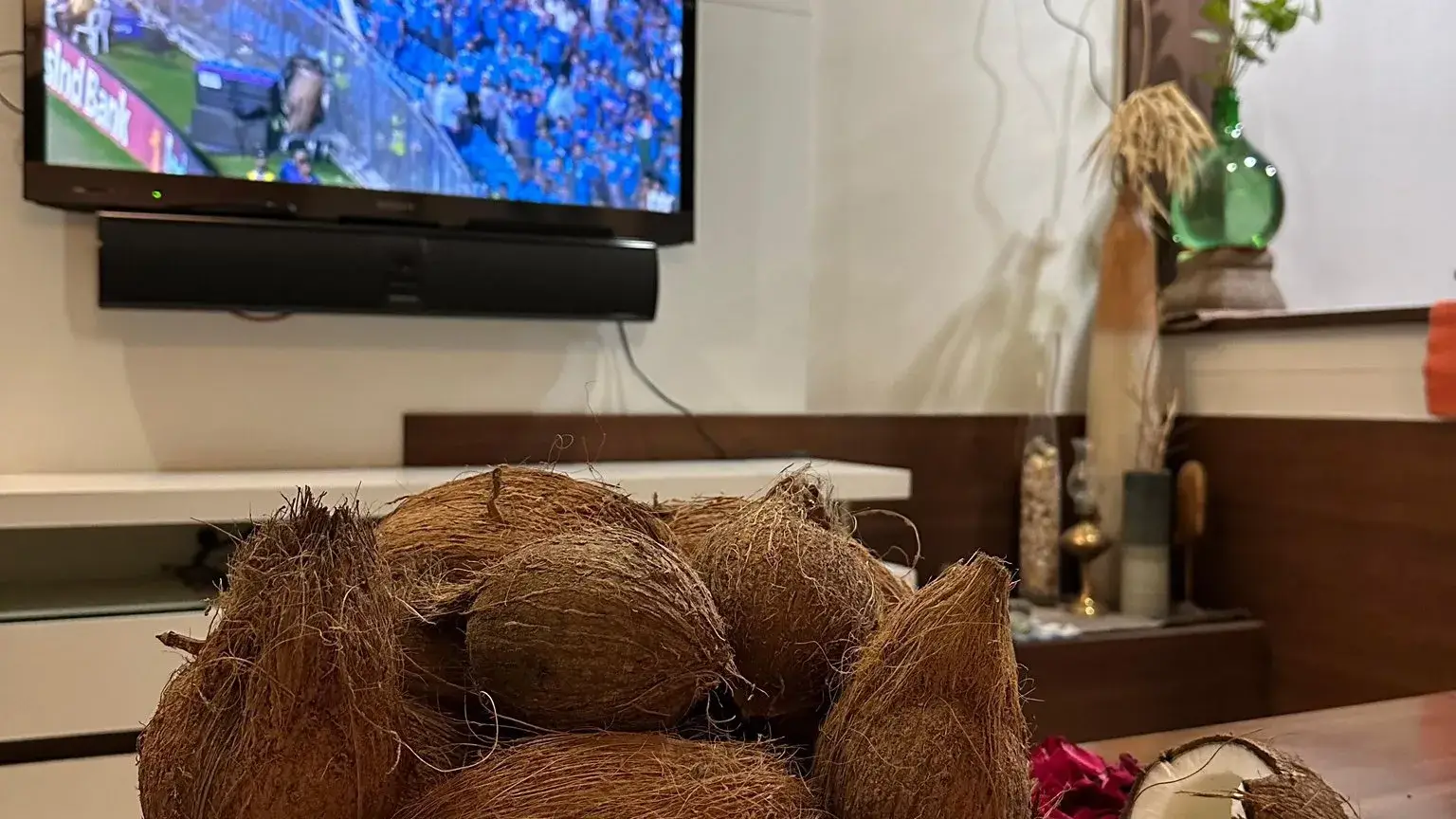Fan's coconut ritual takes netizens by storm - Republic World