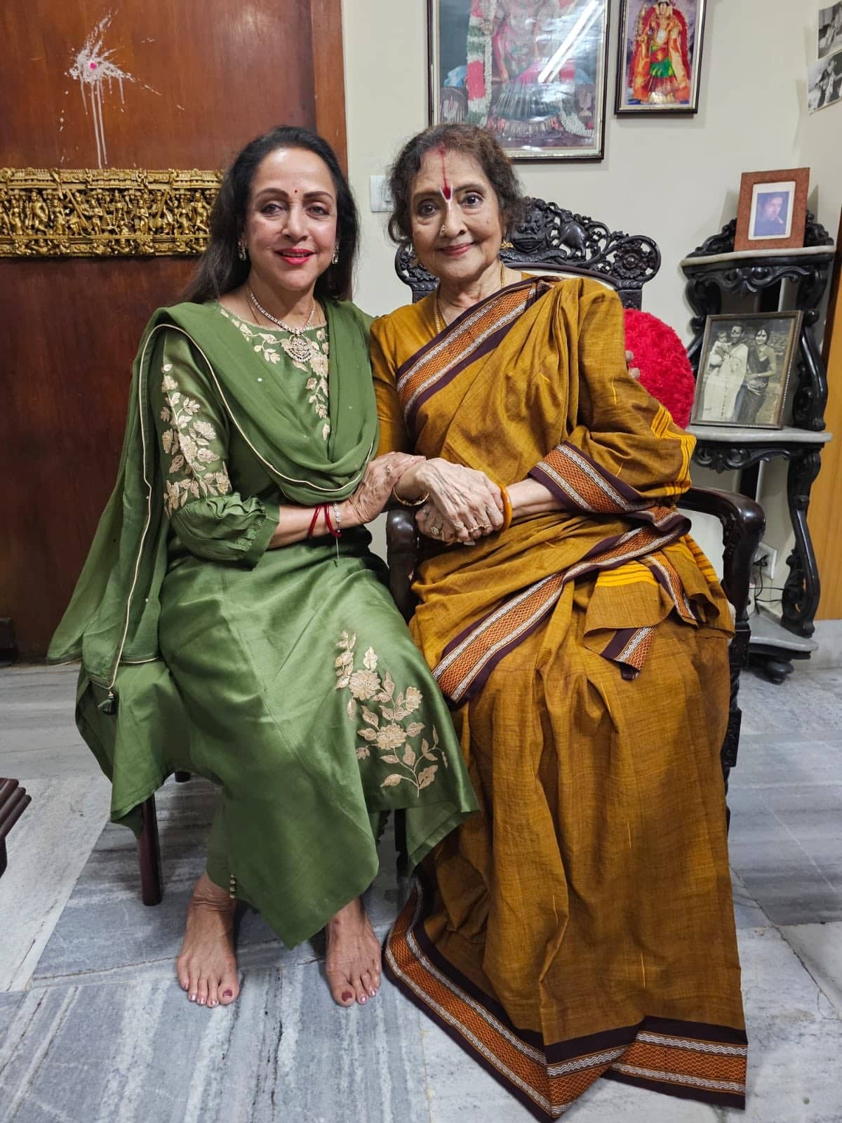 Hema Malini Meets Her 'Role Model' Padma Vibhushan Awardee ...