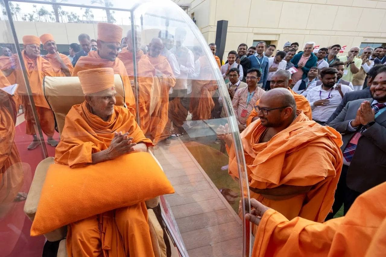 Watch: Mahant Swami Maharaj Arrives in Abu Dhabi For BAPS Hindu Mandir ...