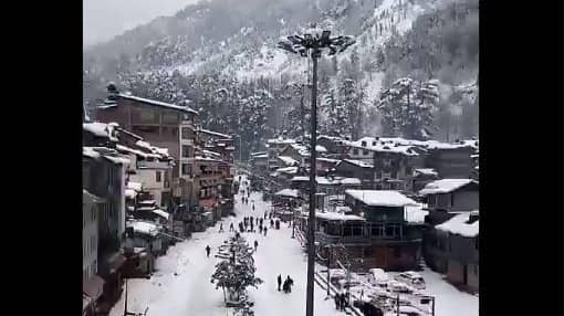 VIRAL: Manali Turns Into A Winter Wonderland With Snow-Covered Mall ...