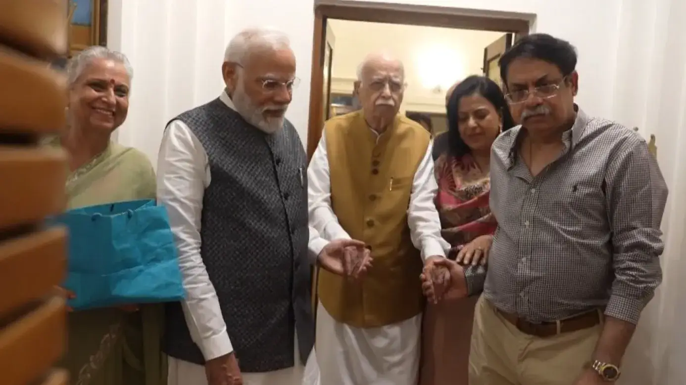 PM Modi meets LK Advani on 96th birthday | Republic World