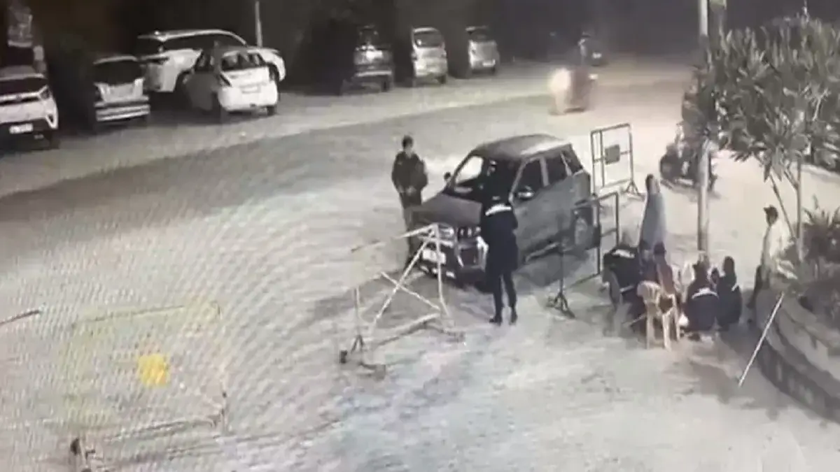 Noida cop slaps guard in inebriated state, shocking video goes viral ...