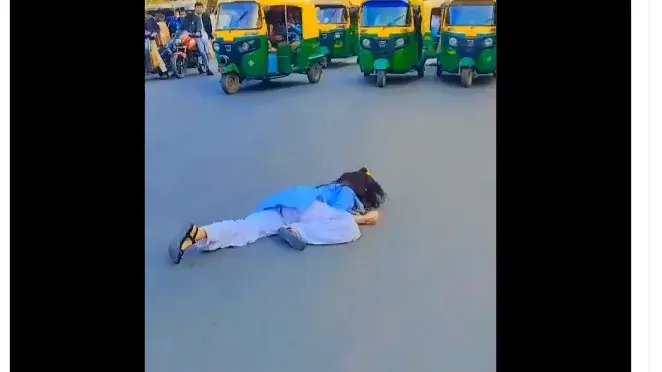 Girl showcasing her dance moves at a traffic signal goes viral – Watch ...