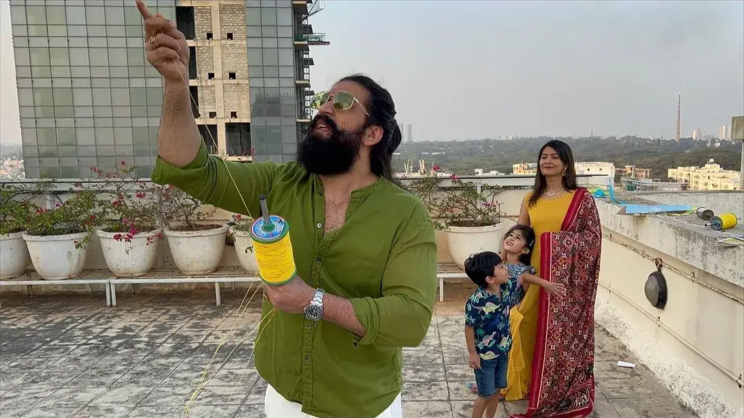 Toxic Star Yash Enjoys Kite Flying At Home With Radhika Pandit, Kids On ...