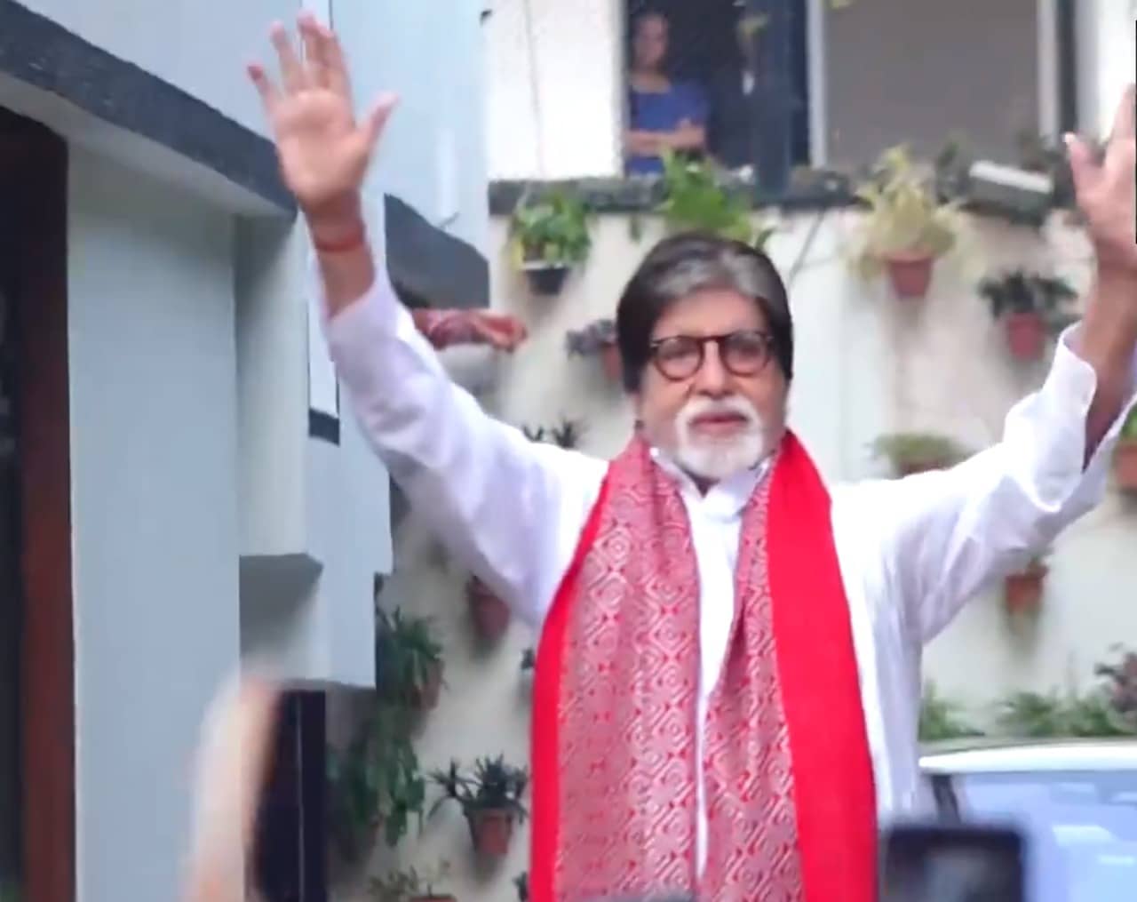 Amitabh Bachchan's Traditional Look Steals Spotlight During His Fan ...