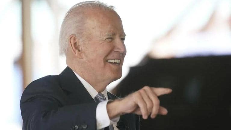 Biden shows up without mask at White House briefing as First Lady tests ...