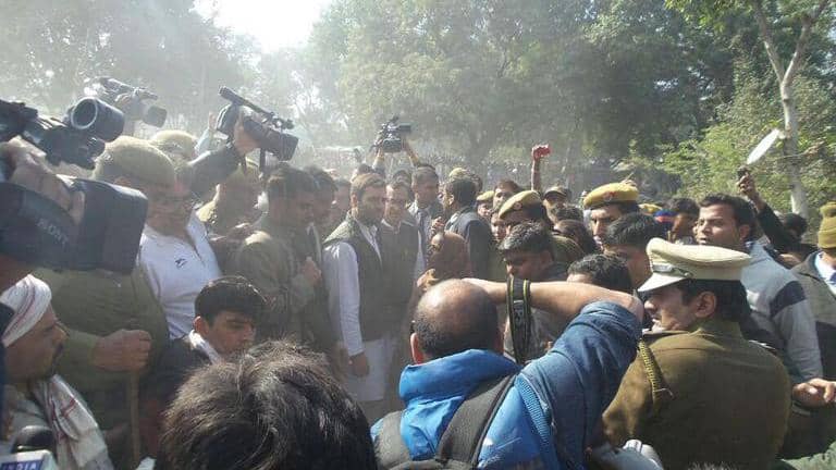 Rahul Gandhi visits Delhi's Shakur Basti slum, interacts with women and ...