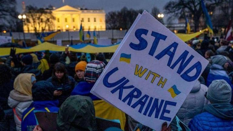 US: Hundreds rally in support of Ukraine outside White House, urge ...