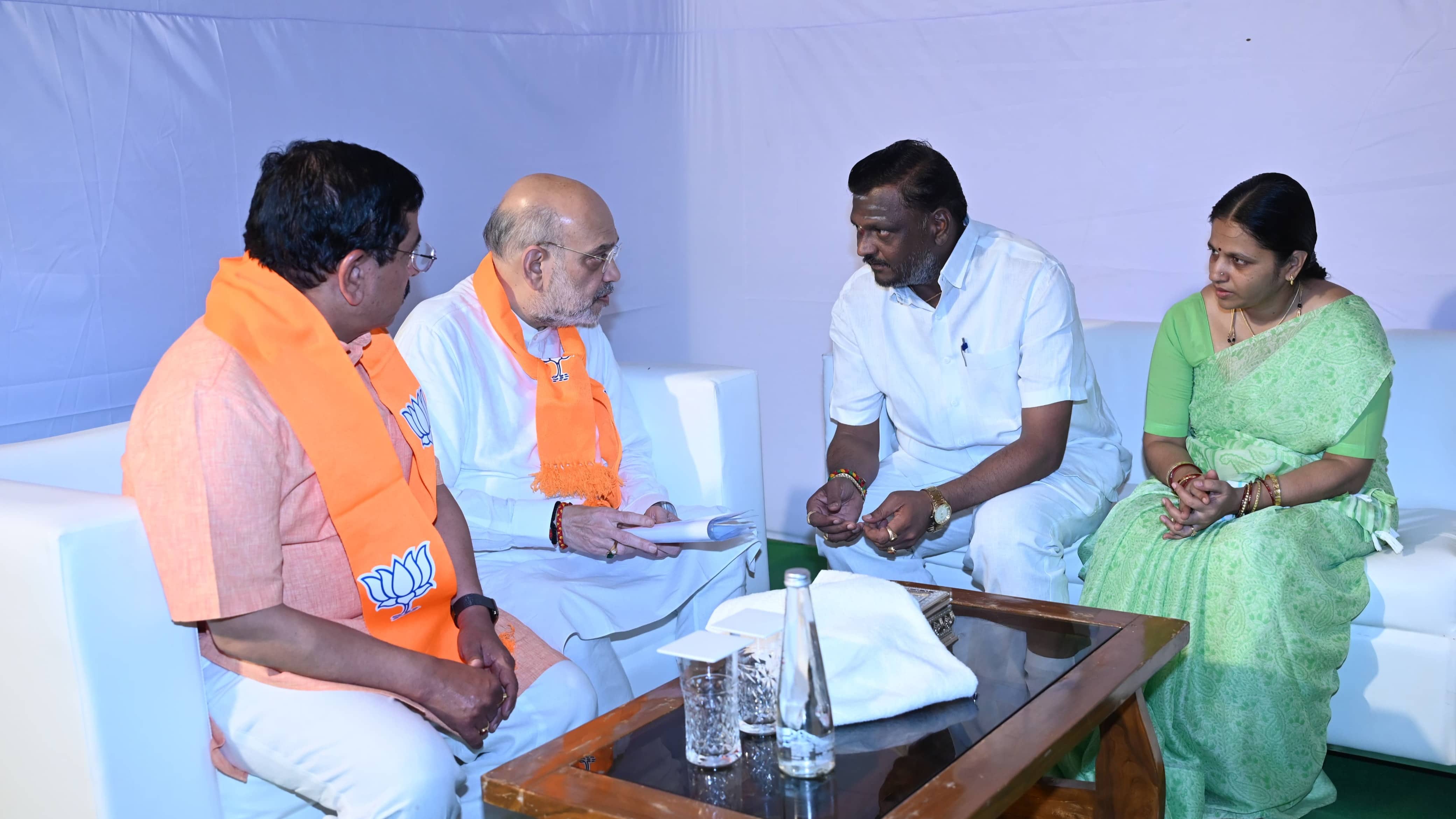 Neha Hiremath's Parents Meet Amit Shah, Demand CBI Probe into Daughter ...