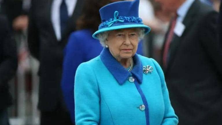 In UK, pilot creates world's largest portrait of Queen Elizabeth II ...
