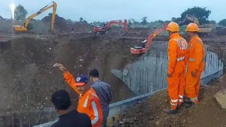 Maharashtra well cave-in, 4th day of NDRF's operation to rescue 4 trapped workers | Republic World