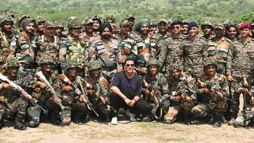 Akshay Kumar celebrates Diwali with Indian Army ahead of Sky Force ...