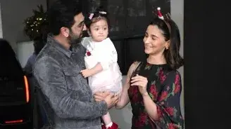 Ranbir Kapoor, Alia Bhatt reveal daughter Raha's face on Christmas | Republic World