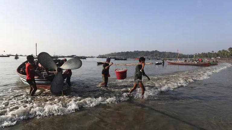 Army in strife-torn Myanmar lifts curfew for New Year's Eve | Republic ...