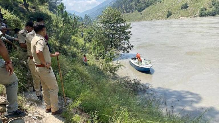 Two including Indian Army Jawan drown in Chenab river | Republic World